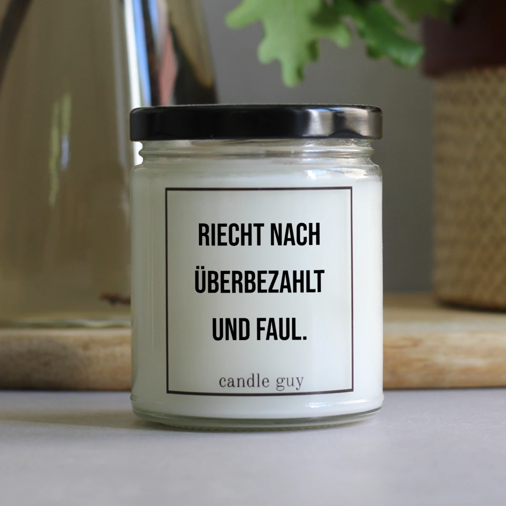 Kerze mit Spruch | Riecht nach überbezahlt und faul. | Farbe Weiß ...